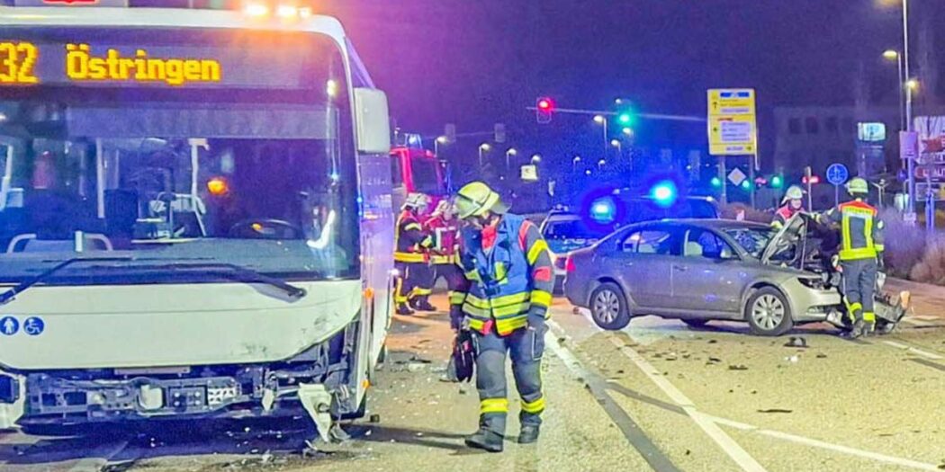 Östringen: Bus und PKW kollidieren, vier Leichtverletzte | LANDFUNKER AKTUELL