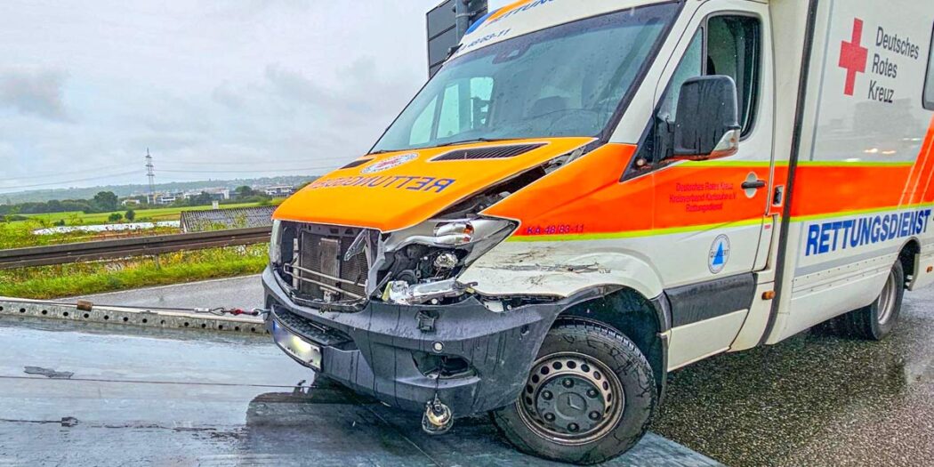 Rettungswagen kollidiert bei Einsatzfahrt | Forst